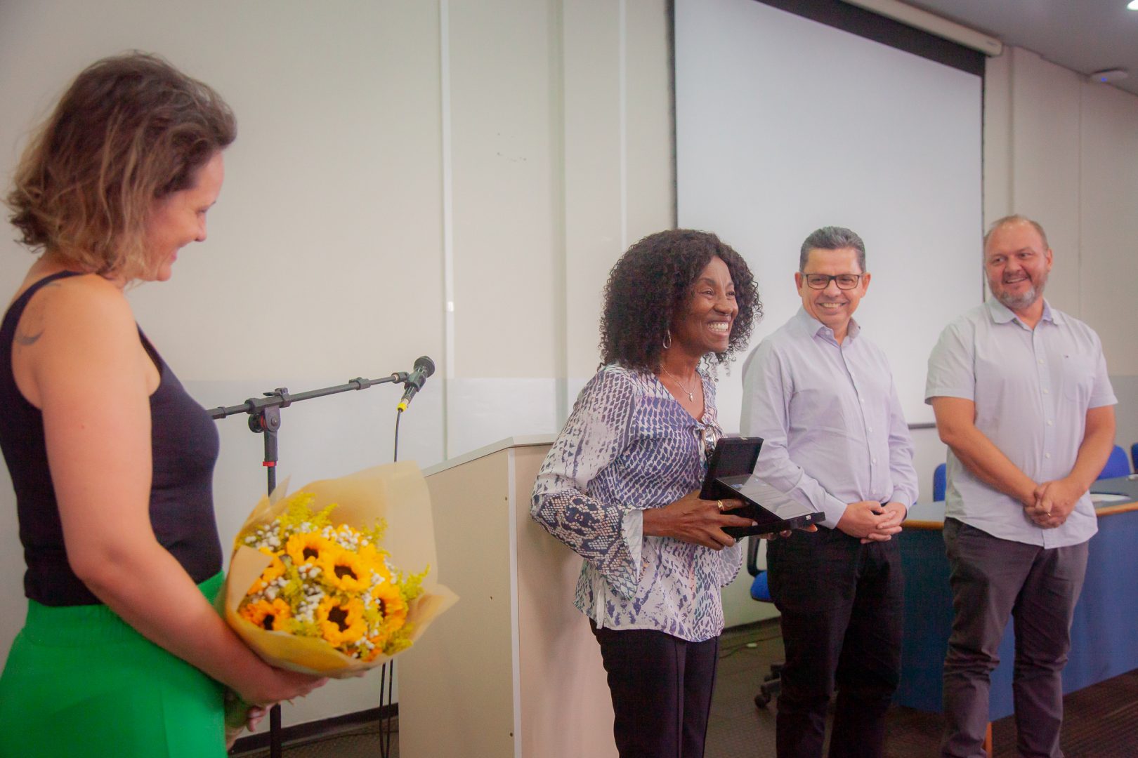 Uma vida dedicada aos livros: UEPG homenageia a bibliotecária Eunice ...